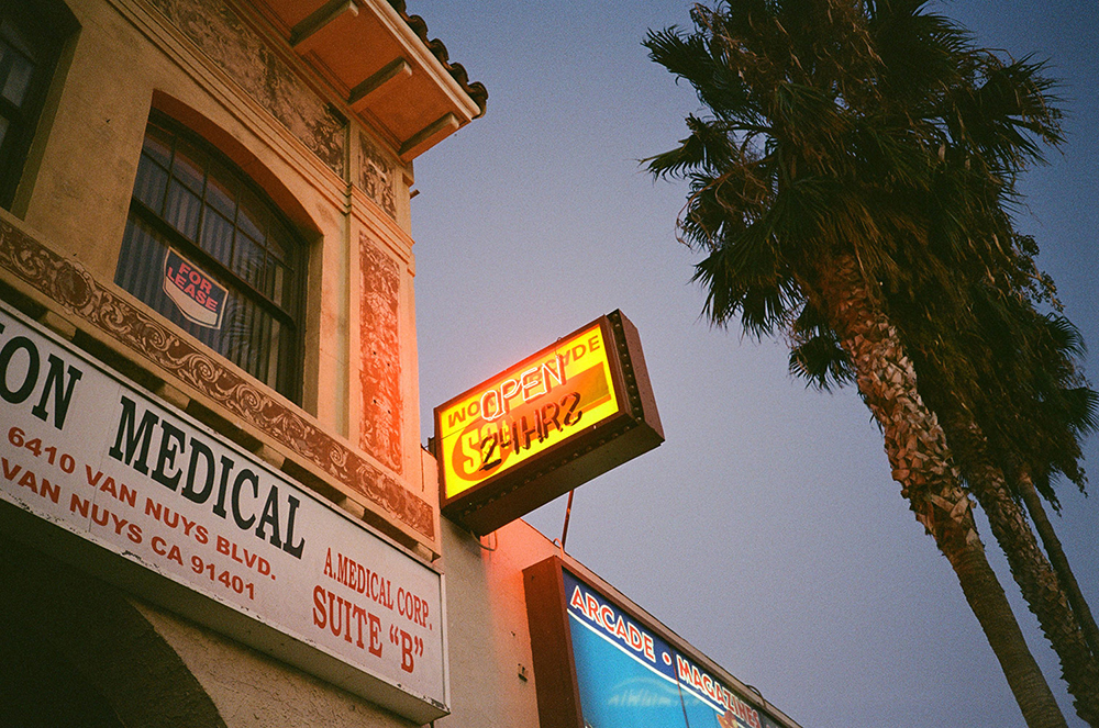 ネオンサインが輝くロサンゼルスのストリートの夜を旅する Dan Monick solo exhibition "GOODBYE TO ...