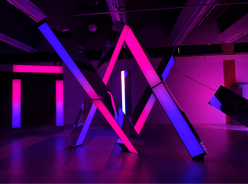 .nl Issue:人の力だけでは不可能だと思われる作品を最新テクノロジーの力によって実現させることで知られるオーディオビジュアルデザイナー ...