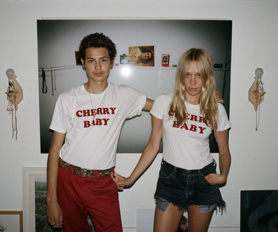 Paige Silveriaキュレーションの共同アートプロジェクト「Daisies」。 Vanna Youngsteinによるポップポップと ...